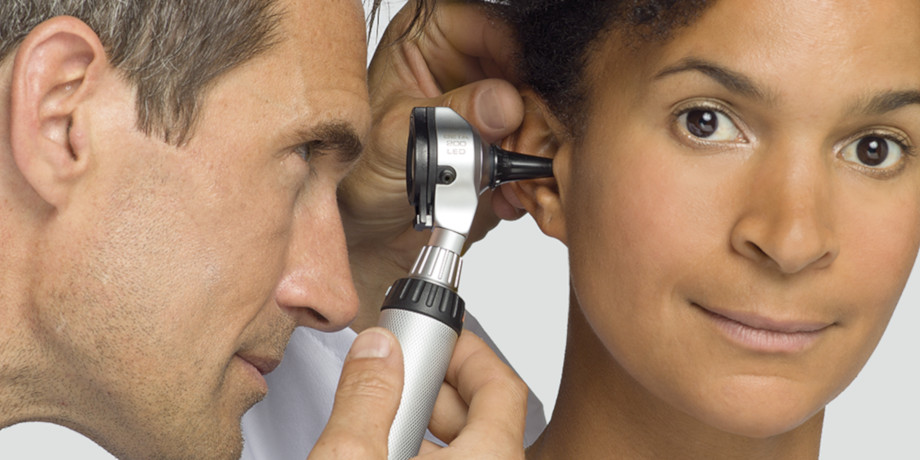 Como usar um otoscópio de maneira eficiente | EFE